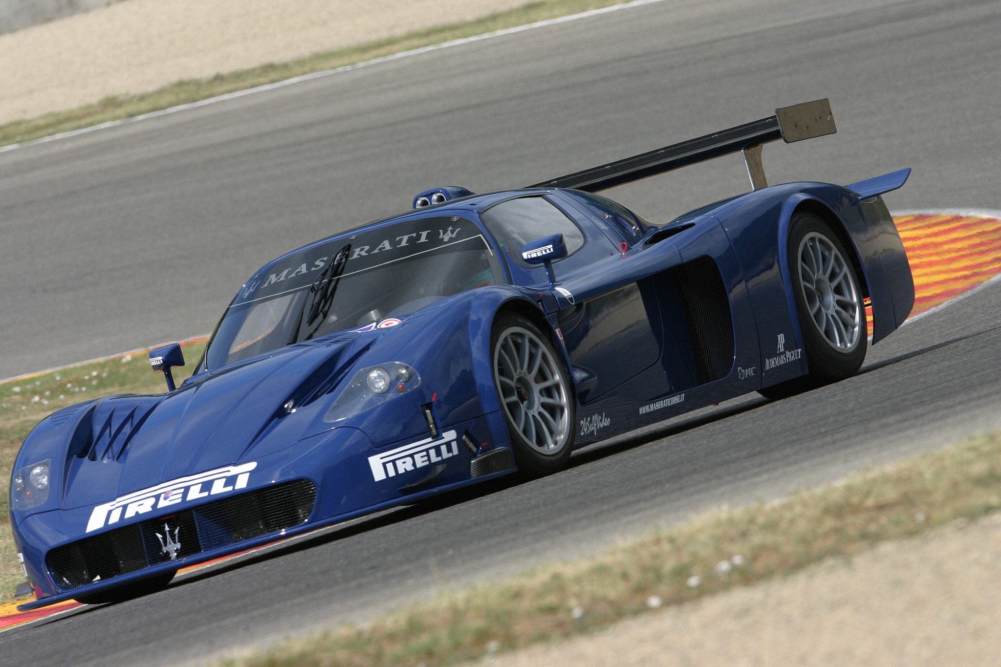 MASERATI MC12. EL TRIDENTE MÁS PODEROSO DE ITALIA • Automociona